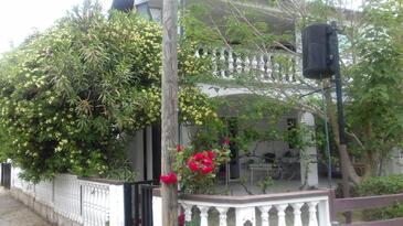 Apartments By The Sea Privlaka, Zadar - 15288 - Nin