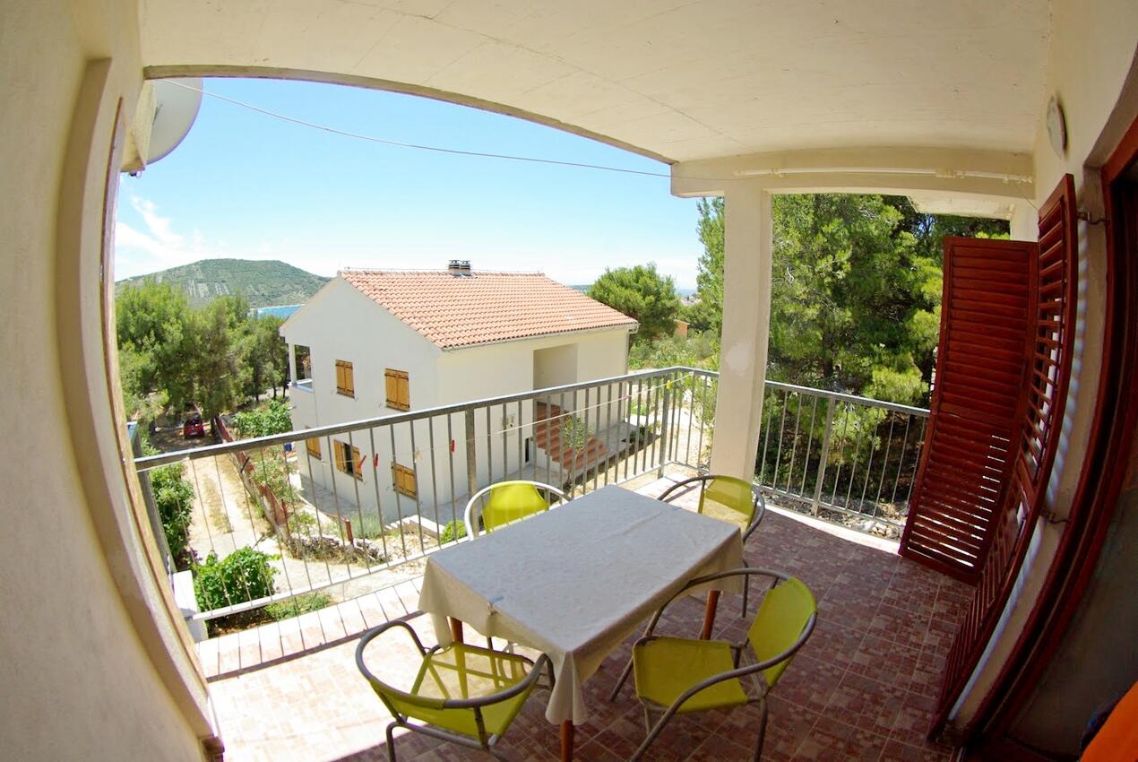 Dvosobni apartman s terasom i pogledom na more Primošten - A-15883-a ...