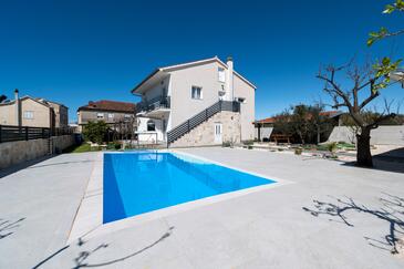 Apartamentos Con Piscina Adecuados Para Familias Con Niños Estimada - Drage (Biograd) - 23790 - Betina
