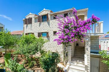 Apartamentos Con Parking Supetar, Brac - 5670 - Brač